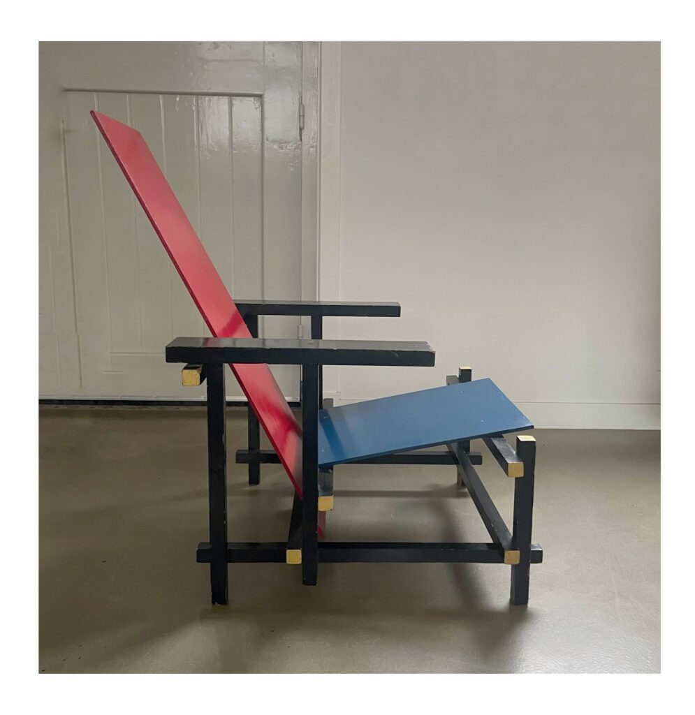 Sculptural, wooden chair after a design of Gerrit Rietveld Studio Tout