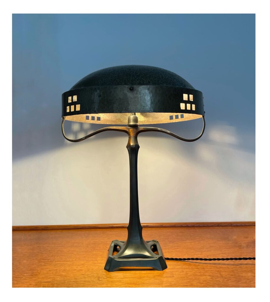 Beautiful 'Amsterdamse School' desk lamp, 1st half 20th century Studio Tout